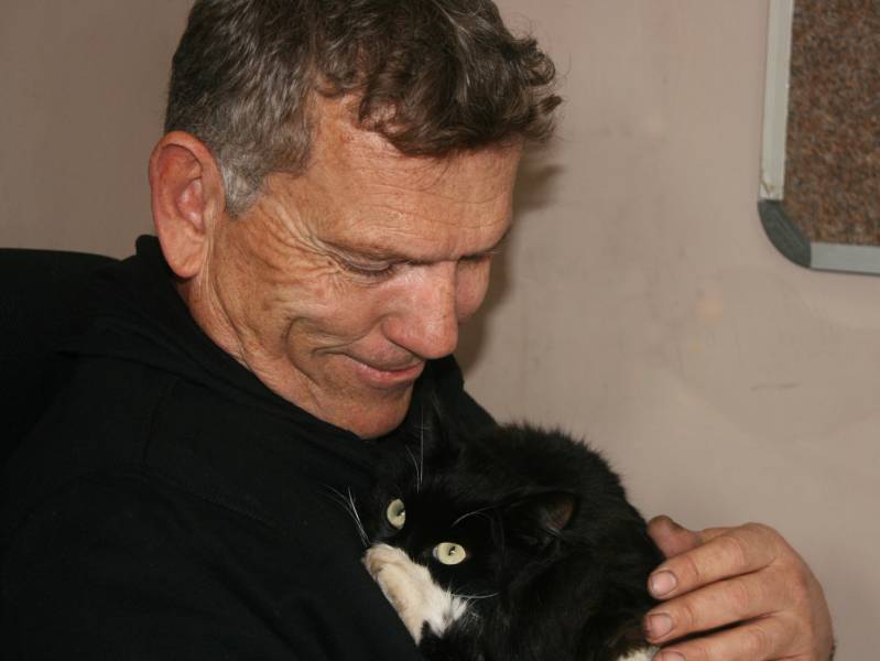 Happy Tails - Real Men Love Cats!